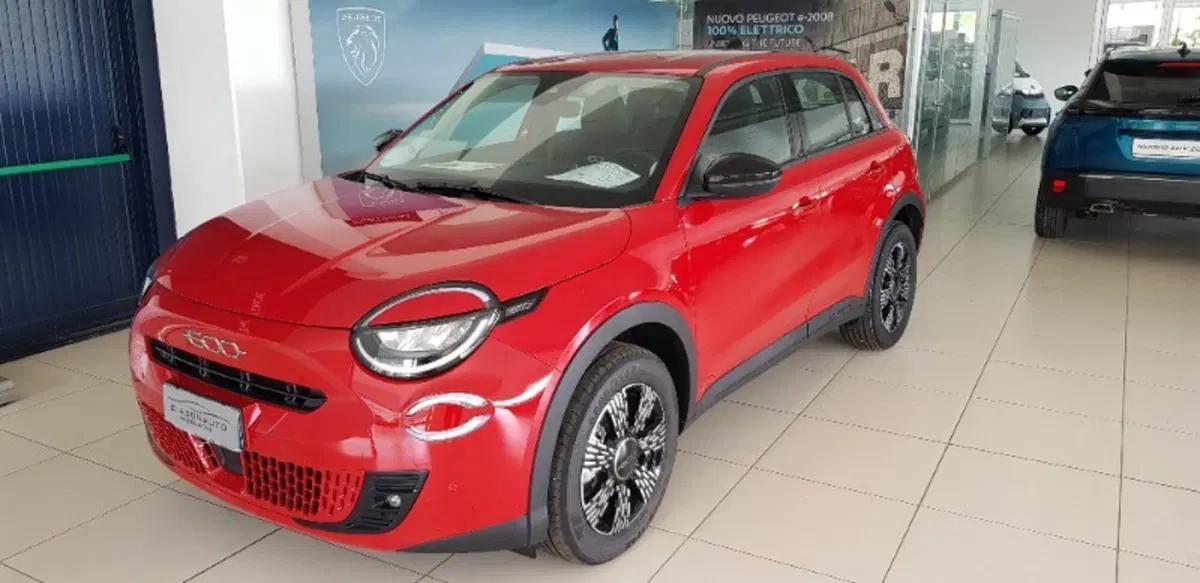 Vendo Fiat 600 1.2 hybrid Serie Speciale Icon 110cv auto nuova a ...